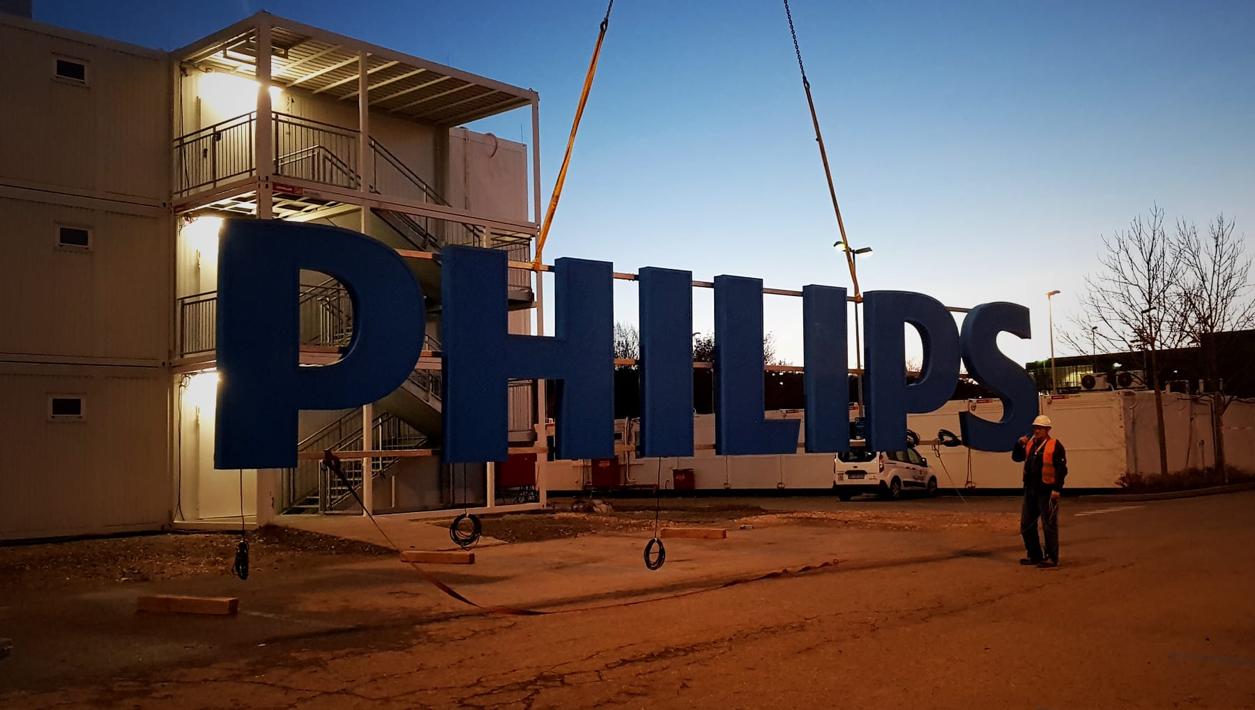Die Leuchtwerbeanlage hängt am Haken – Philips Medizin Systeme ...